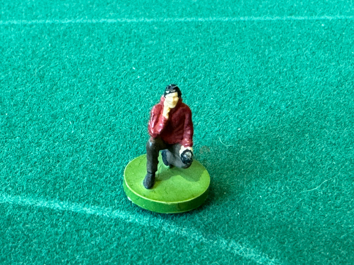 Subbuteo Photographer Red knealing – Wobbly Hobby Shop